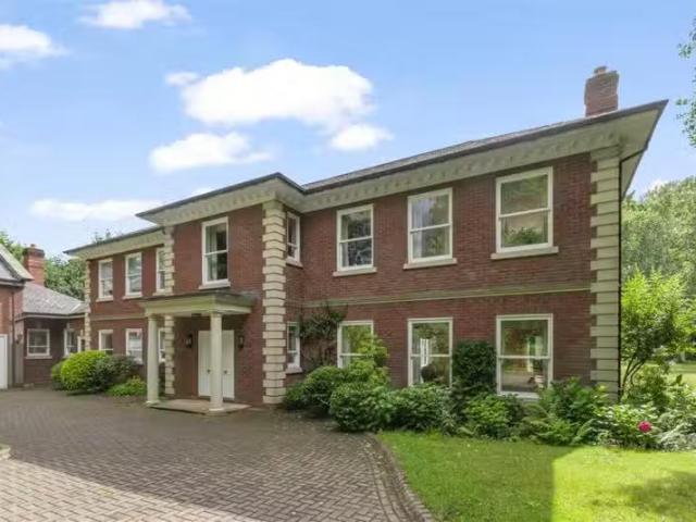 Rental! 2 BA 3 bedroom detached house for rent in Hartopp Road.