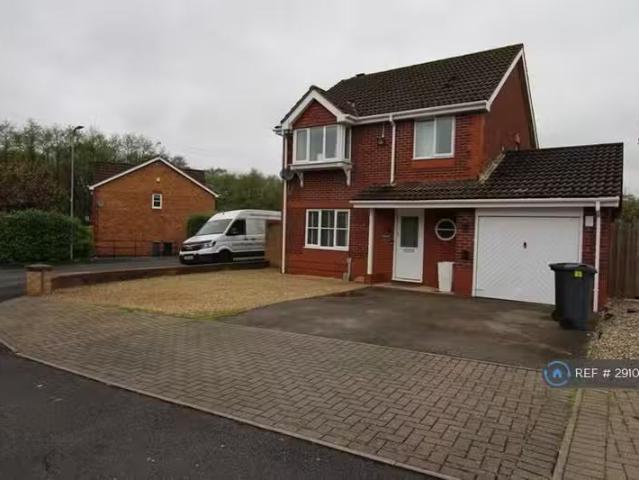 Nice 2 BA 3 bedroom detached house for rent in Hollington Driv.