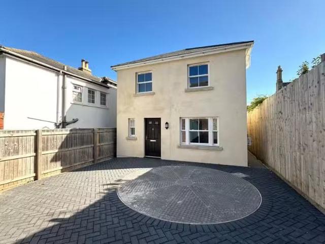 Charming 2 BA 3 bedroom detached house for rent in Rodwell Roa.