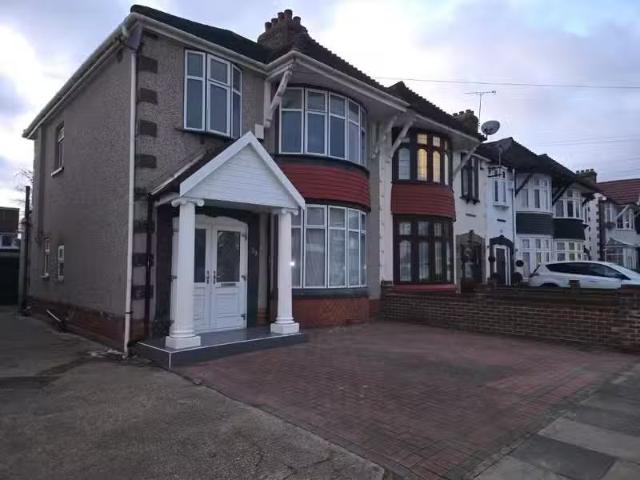 Nice 2 BA 3 bedroom detached house for rent in Sandhurst Drive.