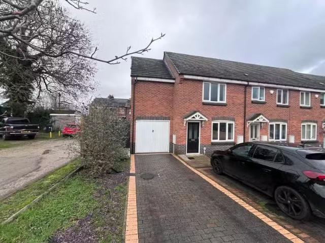 Deal! 2 BA 3 bedroom end of terrace house for rent in Eames Cl.