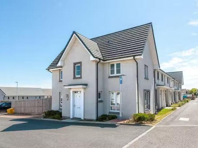 Rental! 2 BA 3 bedroom end of terrace house for rent in Loirst.