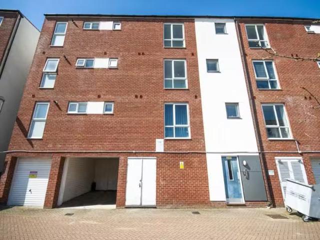 Rental! 2 BA 3 bedroom flat for rent in Aviation Avenue, Hatfi.