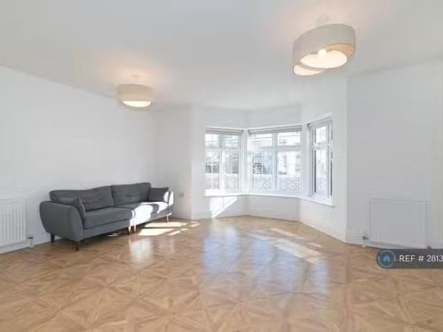 Unique 2 BA 3 bedroom flat for rent in Dukes Avenue, New Malde.