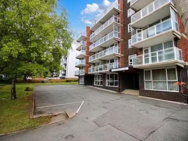 Charming 2 BA 3 bedroom flat for rent in Upperton Road, Lullin.