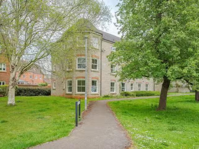 Unique 2 BA 3 bedroom ground floor flat for rent in Bramley Co.