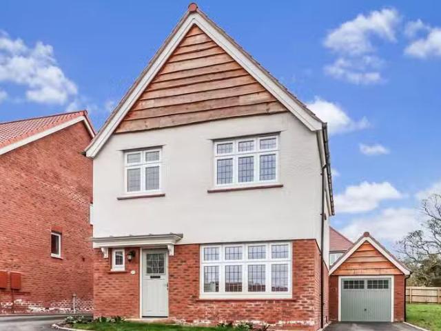 Unique 2 BA 3 bedroom house for rent in Leckhampton GL53 0AT.