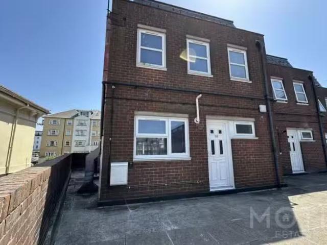 Cozy 2 BA 3 bedroom maisonette for rent in Sandgate Road, Folk.