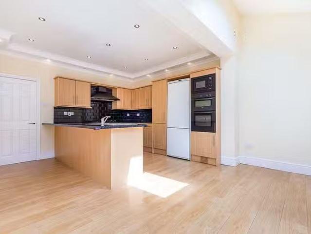 For Rent! 2 BA 3 bedroom Mid Terrace House to rent, South Aven.