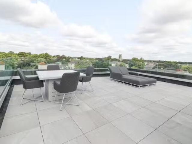 Cozy 2 BA 3 bedroom penthouse for rent in 13 Durley Road South.