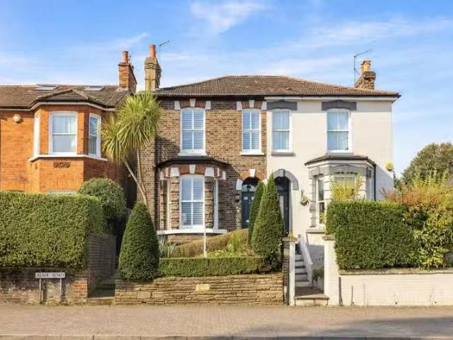 Cozy 2 BA 3 bedroom semi detached house for rent in Alma Road.