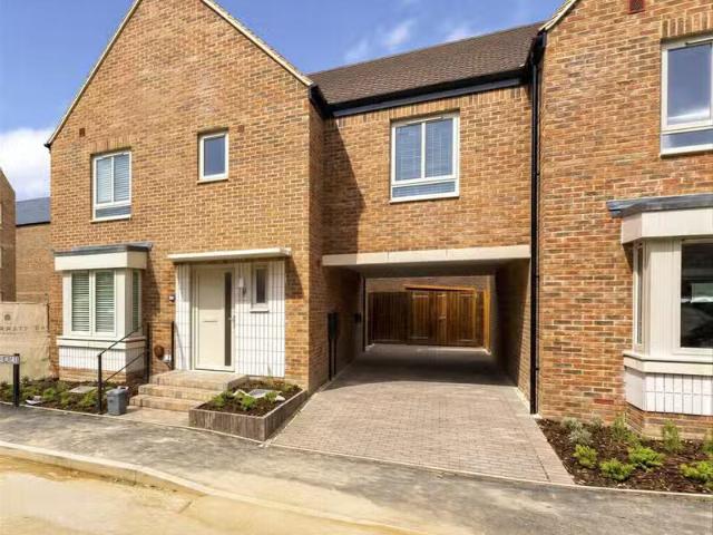 Cozy 2 BA 3 bedroom semi detached house for rent in Beagle Roa.