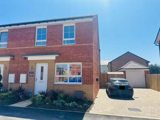 Unique 2 BA 3 bedroom semi detached house for rent in Billet G.