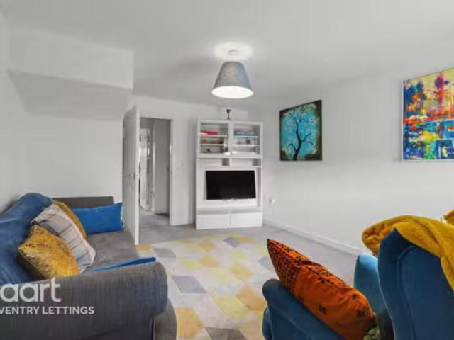 Cheap 2 BA 3 bedroom semi detached house for rent in David Woo.