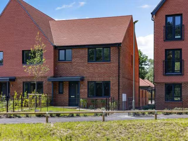 Just in! 2 BA 3 bedroom semi detached house for rent in Leaf L.
