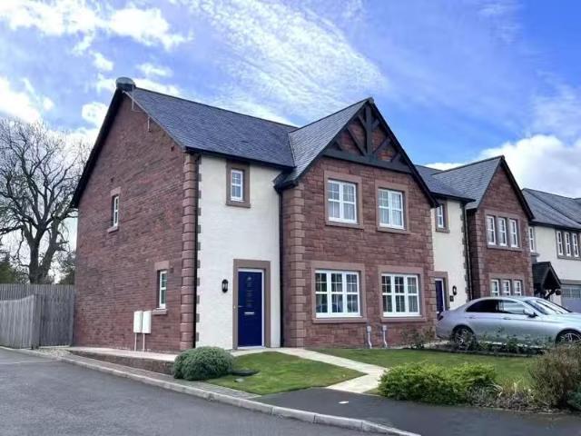 Charming 2 BA 3 bedroom semi detached house for rent in Linden.