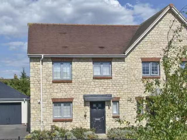 Cheap 2 BA 3 bedroom semi detached house for rent in Longfield.