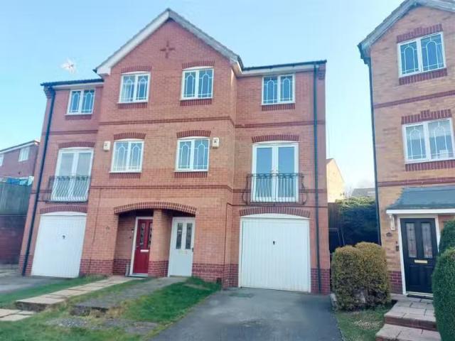 Just in! 2 BA 3 bedroom semi detached house for rent in Thornh.
