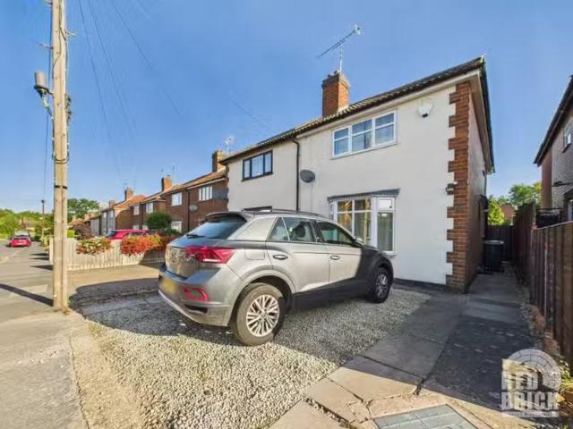 New 2 BA 3 bedroom semi detached house for rent in Tower Road.