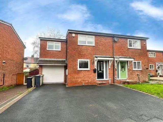 Unique 2 BA 3 bedroom semi detached house for rent in Willowde.