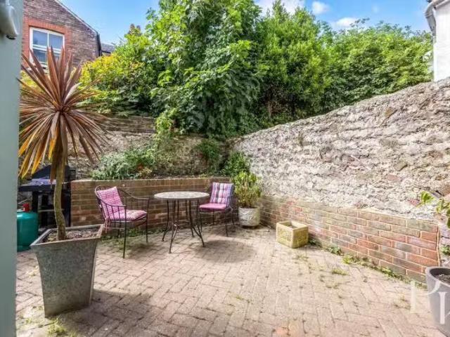 Just in! 2 BA 4 bedroom terraced house for rent in Rugby Place.
