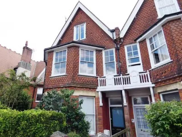 Charming 2 BA 4 bedroom apartment for rent in Eversfield Road.