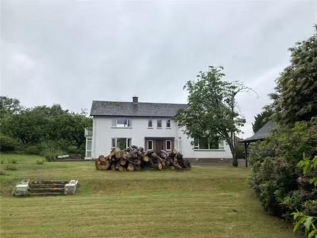 Charming 2 BA 4 bedroom detached house for rent in The Green.