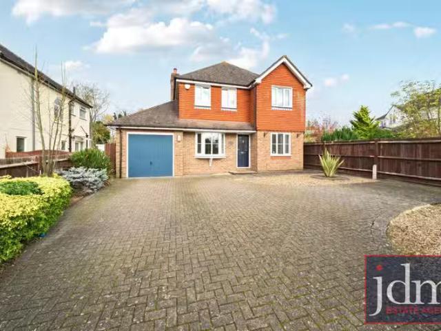 Just in! 2 BA 4 bedroom detached house for rent in Charterhous.