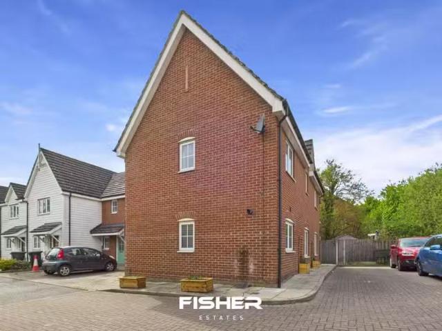 Nice 2 BA 4 bedroom detached house for rent in Goodwins Close.
