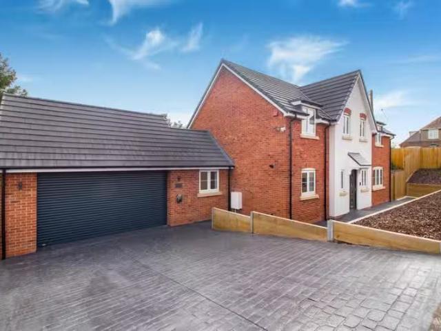 New 2 BA 4 bedroom detached house for rent in Green Lane, Gren.