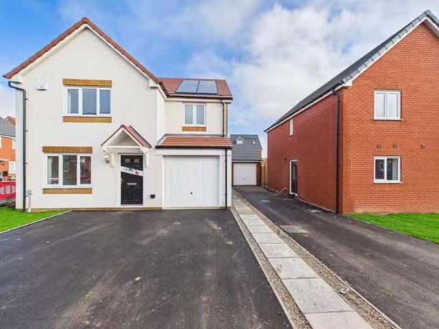 For Rent! 2 BA 4 bedroom detached house for rent in Hall Farm.
