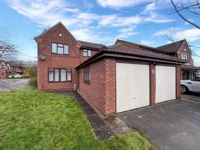 Nice 2 BA 4 bedroom detached house for rent in Halstead Grove.