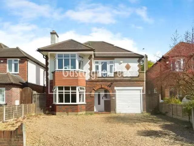 Nice 2 BA 4 bedroom detached house for rent in Hinchley Wood.