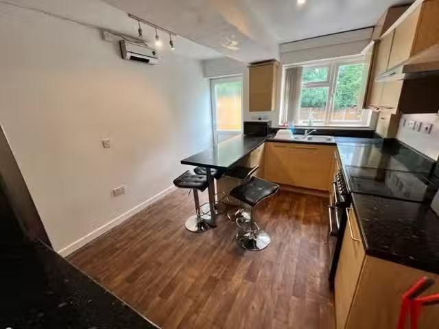 Just in! 2 BA 4 bedroom end of terrace house for rent in Quint.