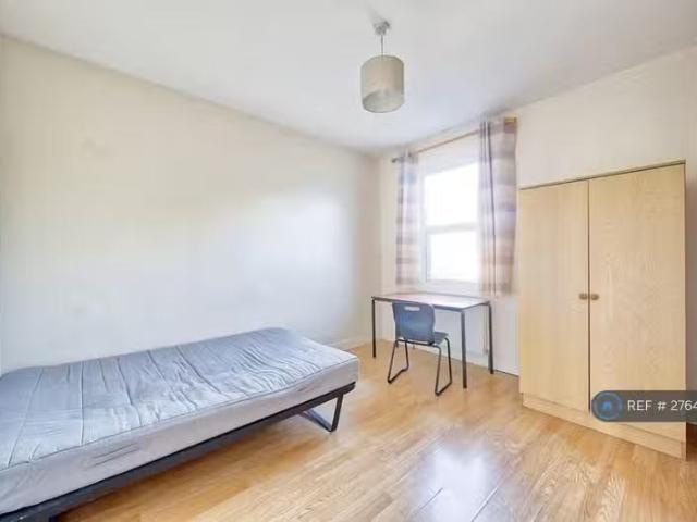 Cheap 2 BA 4 bedroom flat for rent in Kingston Central, Kingst.