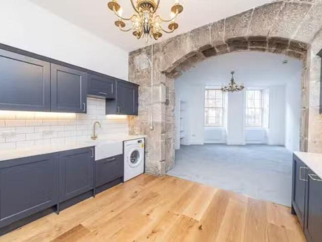 Charming 2 BA 4 bedroom flat for rent in 1096LT Merchant Stree.