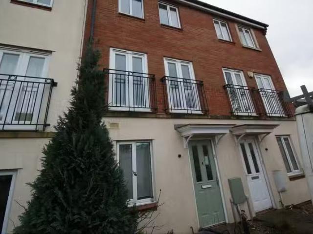 For Rent! 2 BA 4 bedroom house for rent in Thackery Road, Horf.
