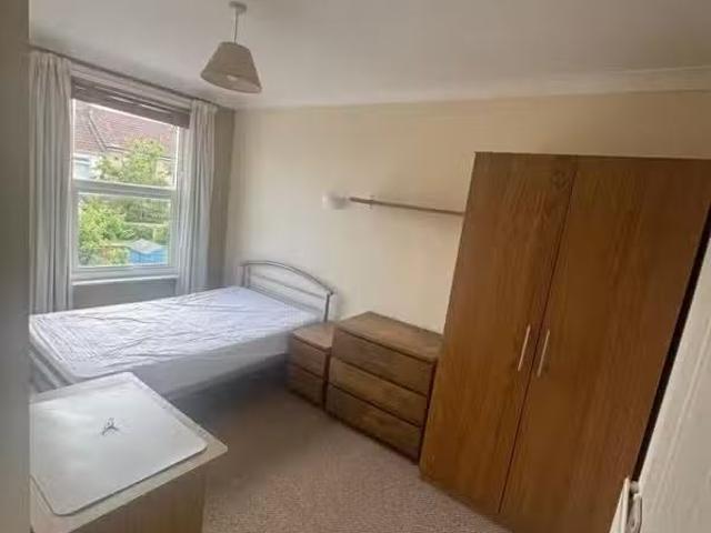 Just in! 2 BA 4 bedroom house for rent in Doone Road, Bristol.