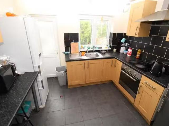 Unique 2 BA 4 bedroom house for rent in Laura Street Treforest.