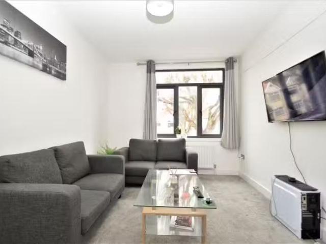 Charming 2 BA 4 bedroom maisonette for rent in Bedminster Road.