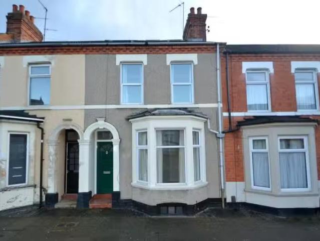 Unique 2 BA 4 bedroom Mid Terrace House to rent, Balmoral Road.