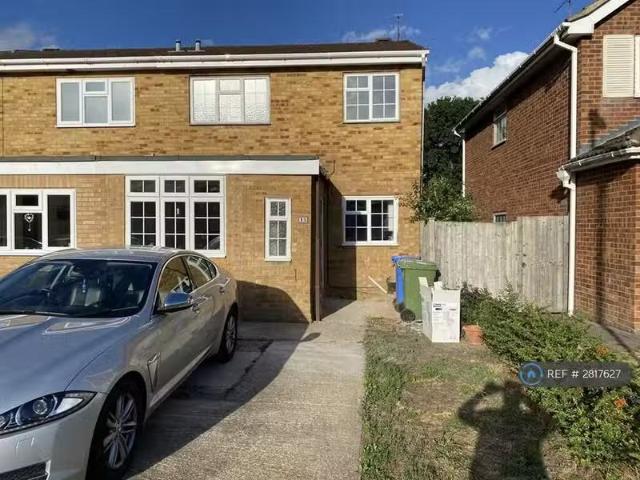 For Rent! 2 BA 4 bedroom semi detached house for rent in Chats.