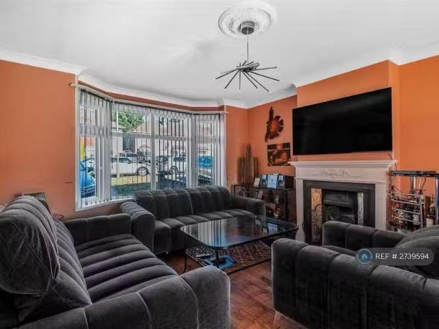 Nice 2 BA 4 bedroom semi detached house for rent in Harcourt A.