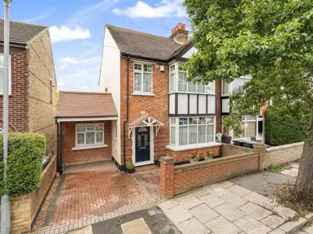 Cozy 2 BA 4 bedroom semi detached house for rent in Lingfield.