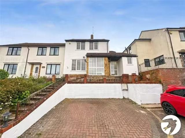 Cheap 2 BA 4 bedroom semi detached house for rent in Roseberry.