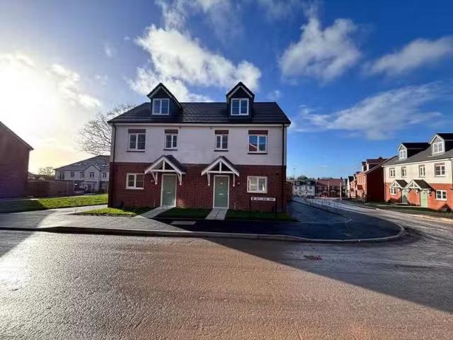 Rental! 2 BA 4 bedroom semi detached house for rent in Skylark.