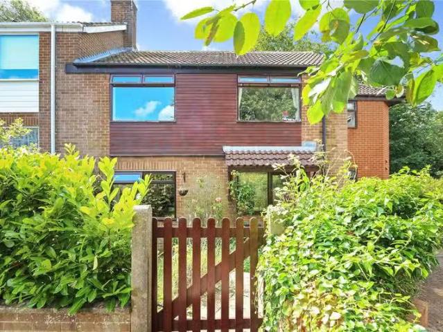 Unique 2 BA 4 bedroom Semi Detached House to rent, Wearside Dr.