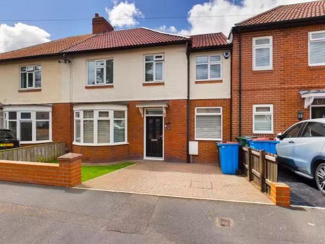 Charming 2 BA 4 bedroom Semi Detached House to rent, Thornlea.