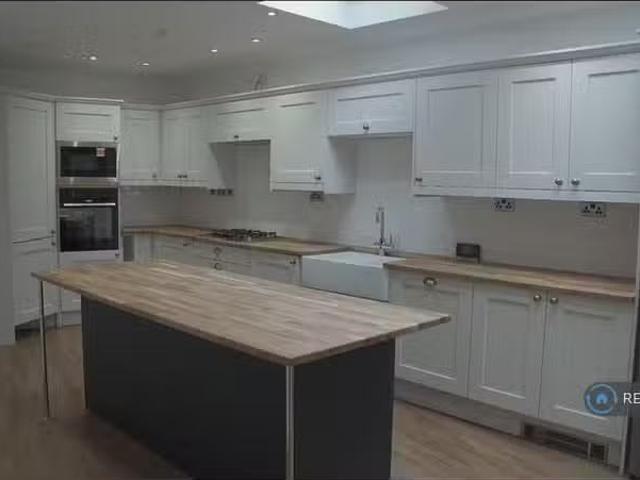 Cozy 2 BA 5 bedroom terraced house for rent in Warstone Parade.