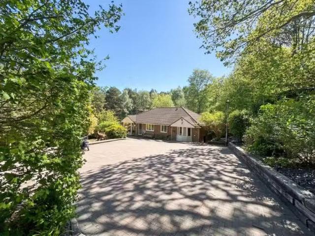 Charming 2 BA 5 bedroom detached bungalow for rent in Well Hil.